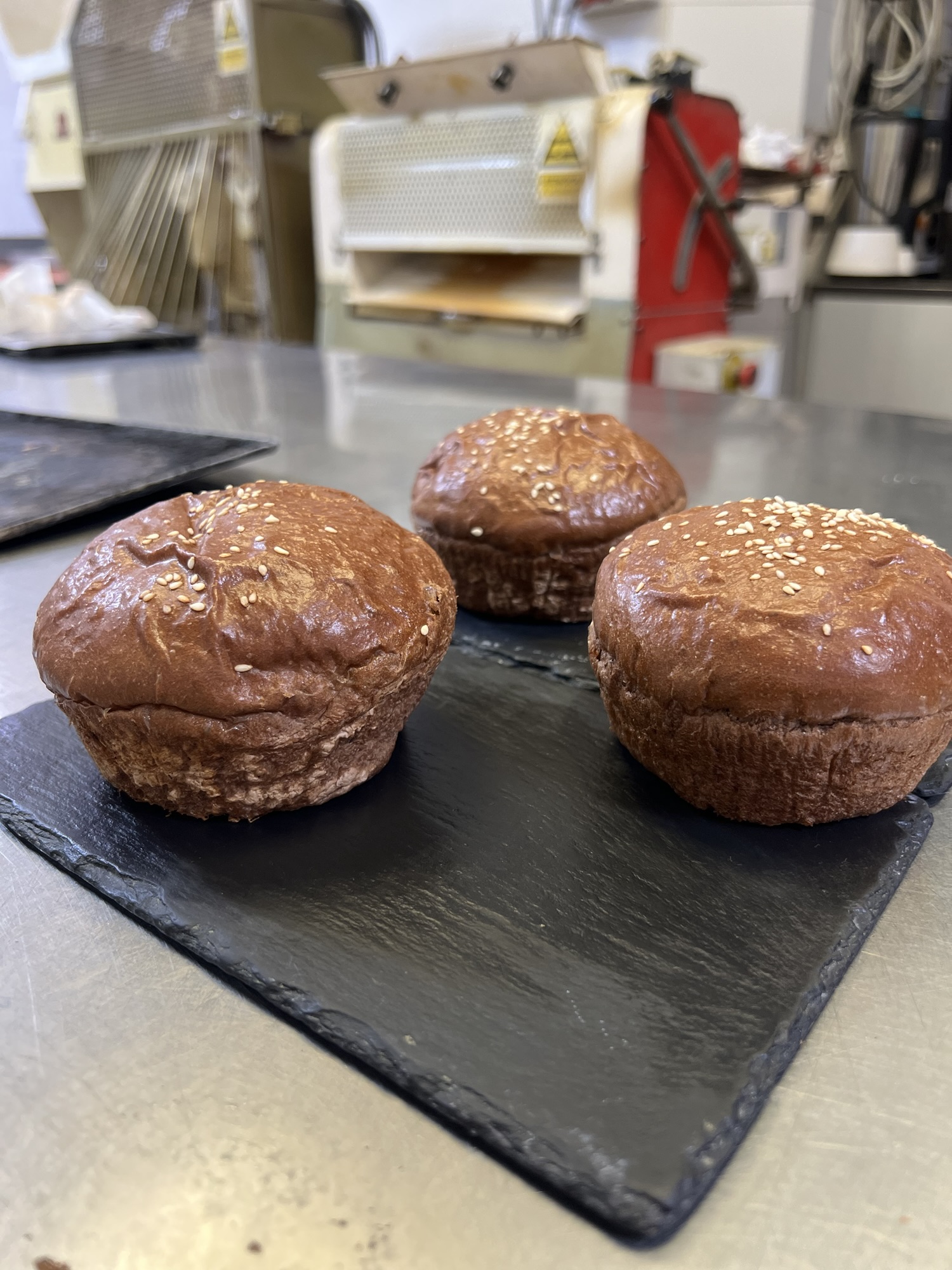 La Deliciosa Fusión: Pan de Chocolate y Hamburguesas – PASTELERÍA TORRENTE